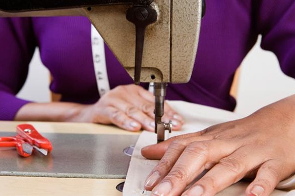 Cara Mencari Tukang Jahit Terdekat – Navi.id